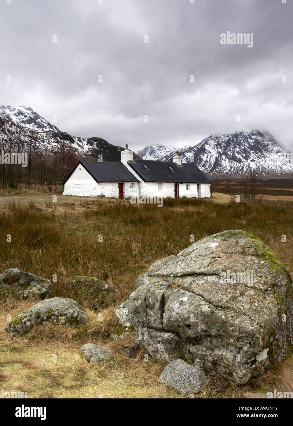 Black rock cottage winter snow hi-res stock photography and images - Alamy