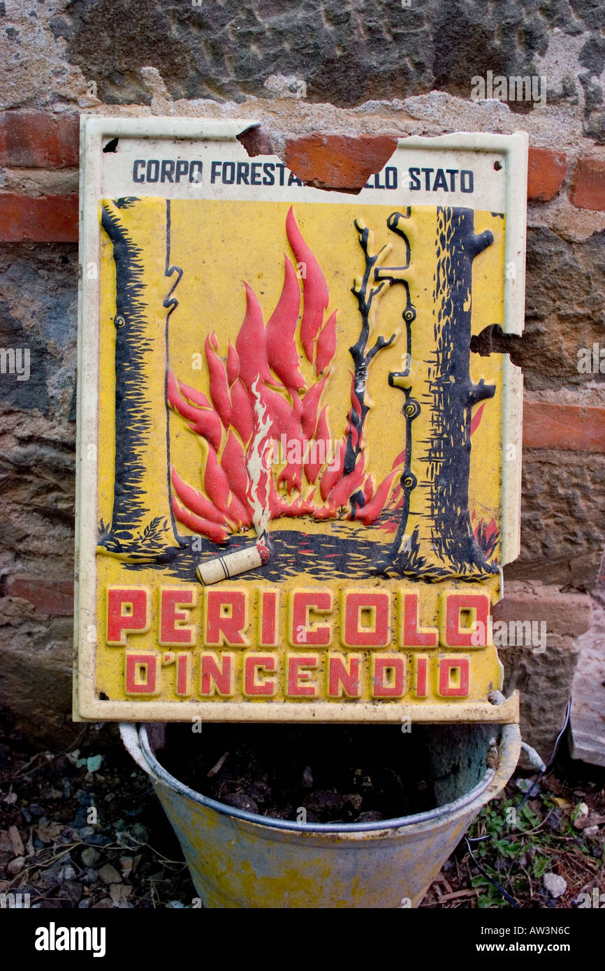 Italian fire danger sign (Pericolo d'incendio segno Stock Photo - Alamy