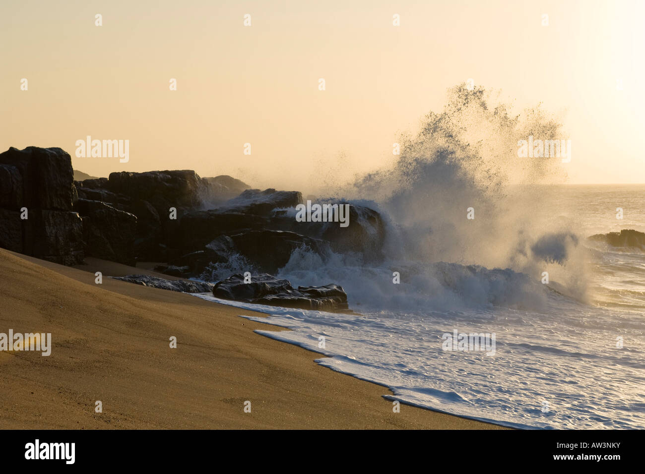 Big waves crashing onto rocks hi-res stock photography and images - Alamy
