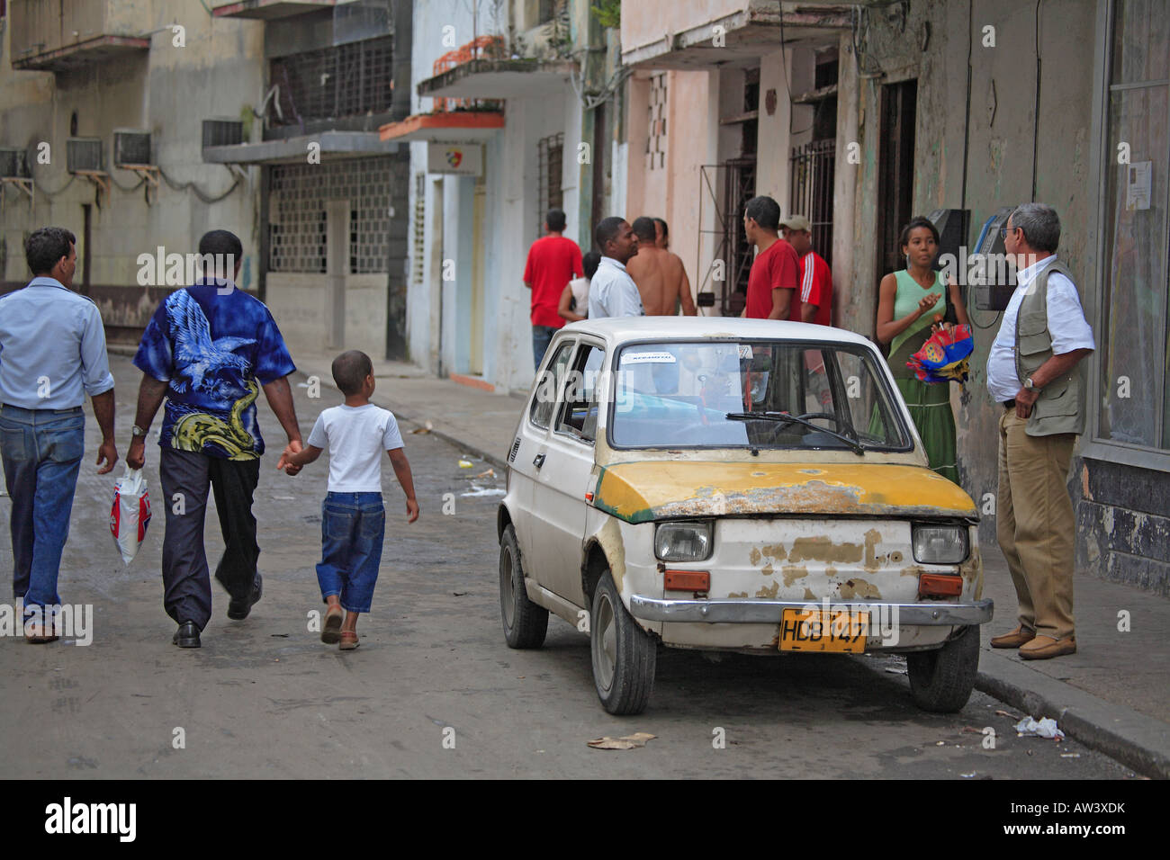 Cuban man in street in havanna hi-res stock photography and images - Alamy