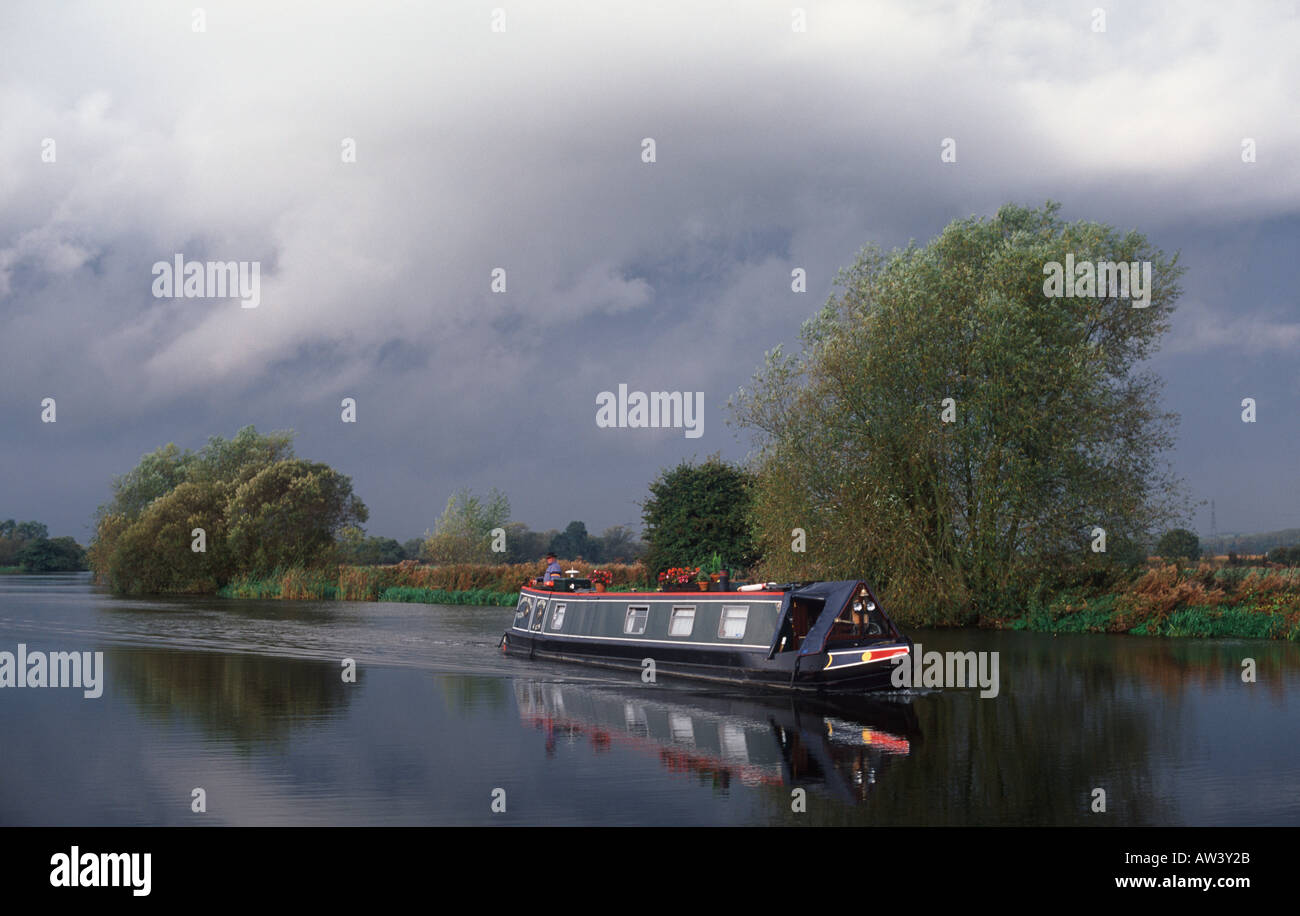 Floating house on the river thames hi-res stock photography and images ...