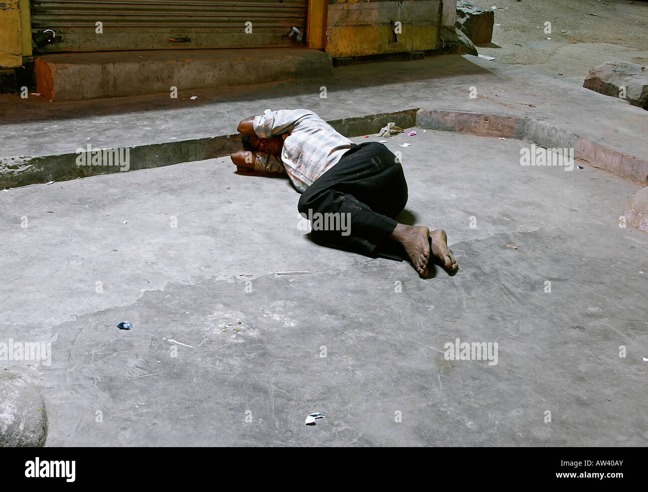 Poor people sleeping on footpath hi-res stock photography and images ...