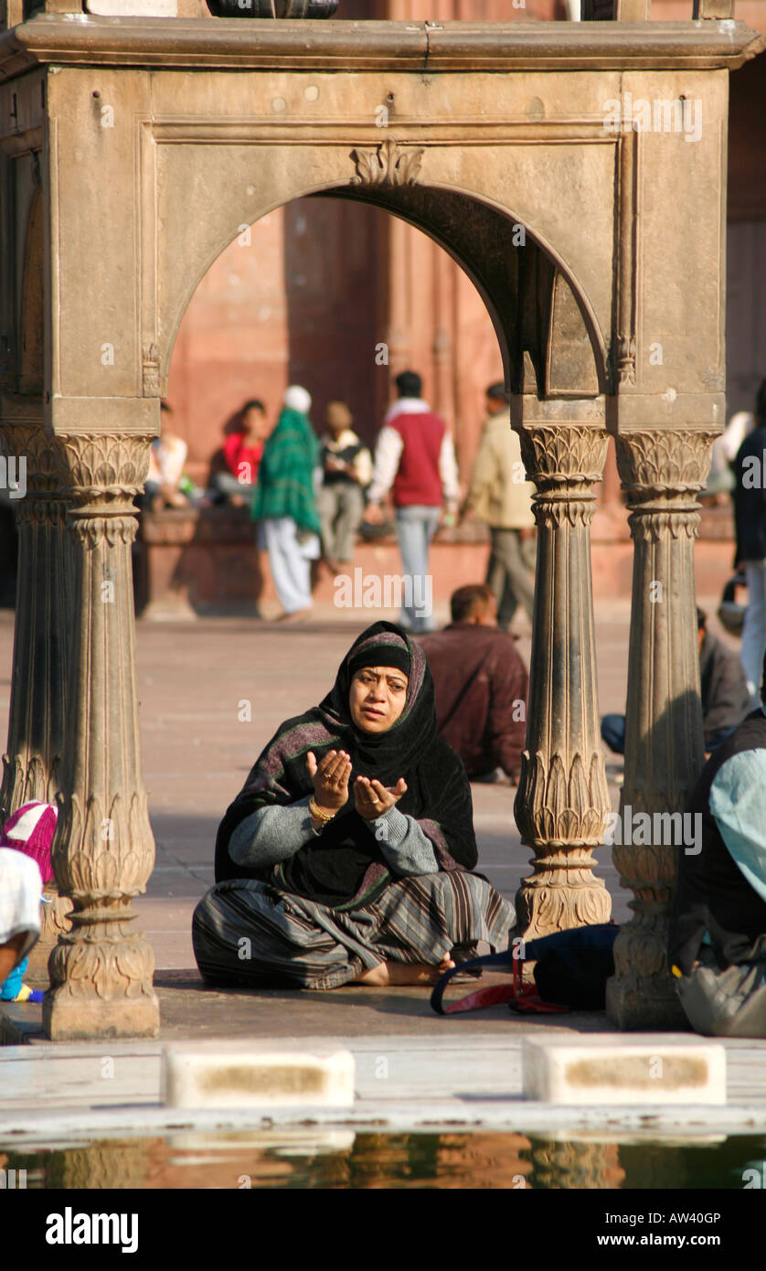 Praying poor hi-res stock photography and images - Alamy
