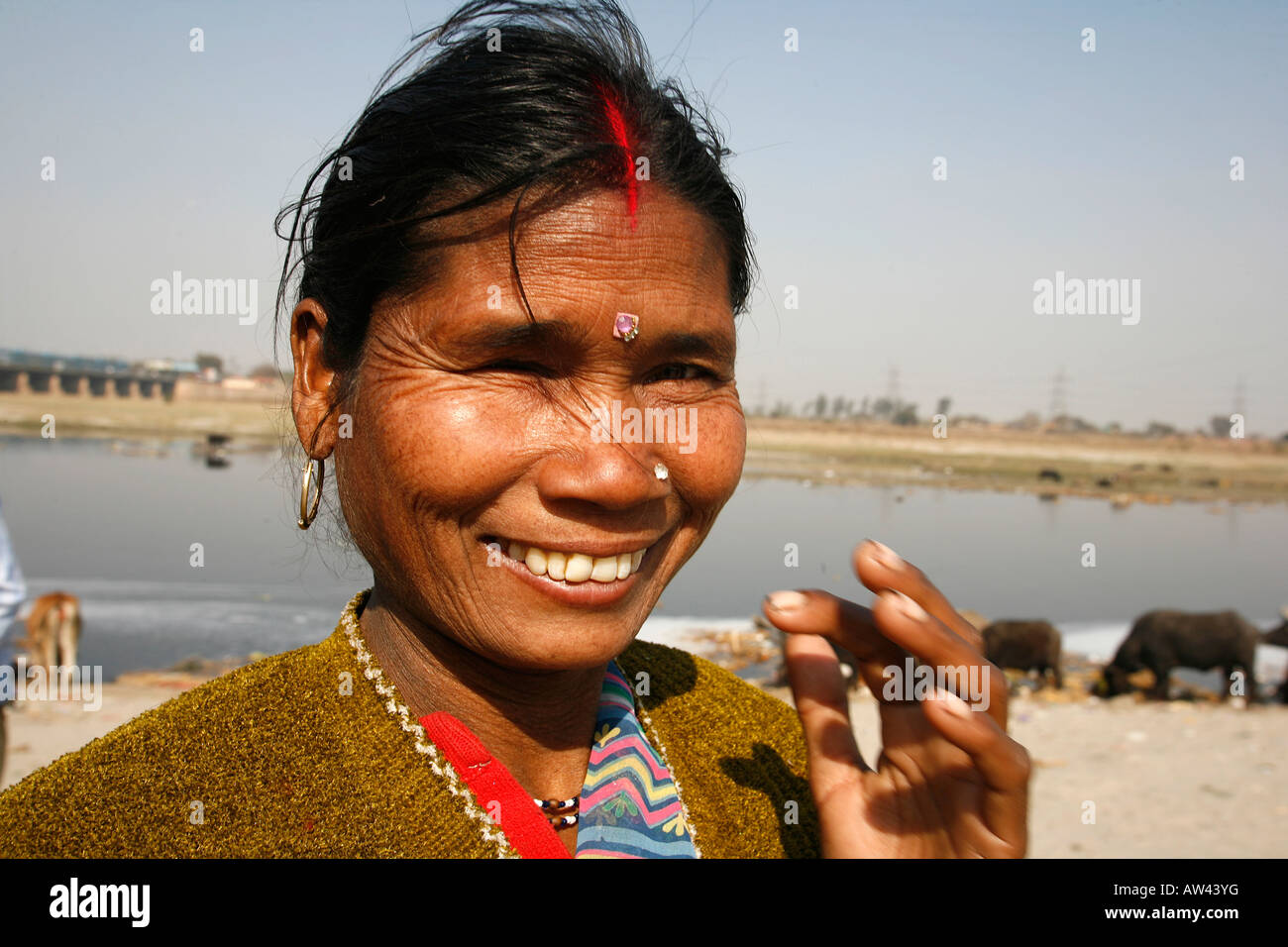 indian lady living on the banks of yamuna river delhi india Stock Photo ...