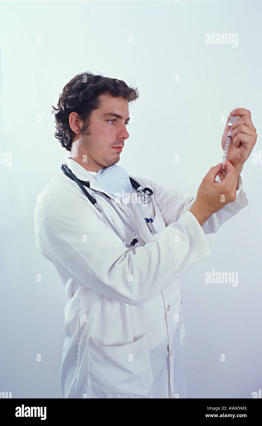 Doctor filling a syringe Stock Photo - Alamy