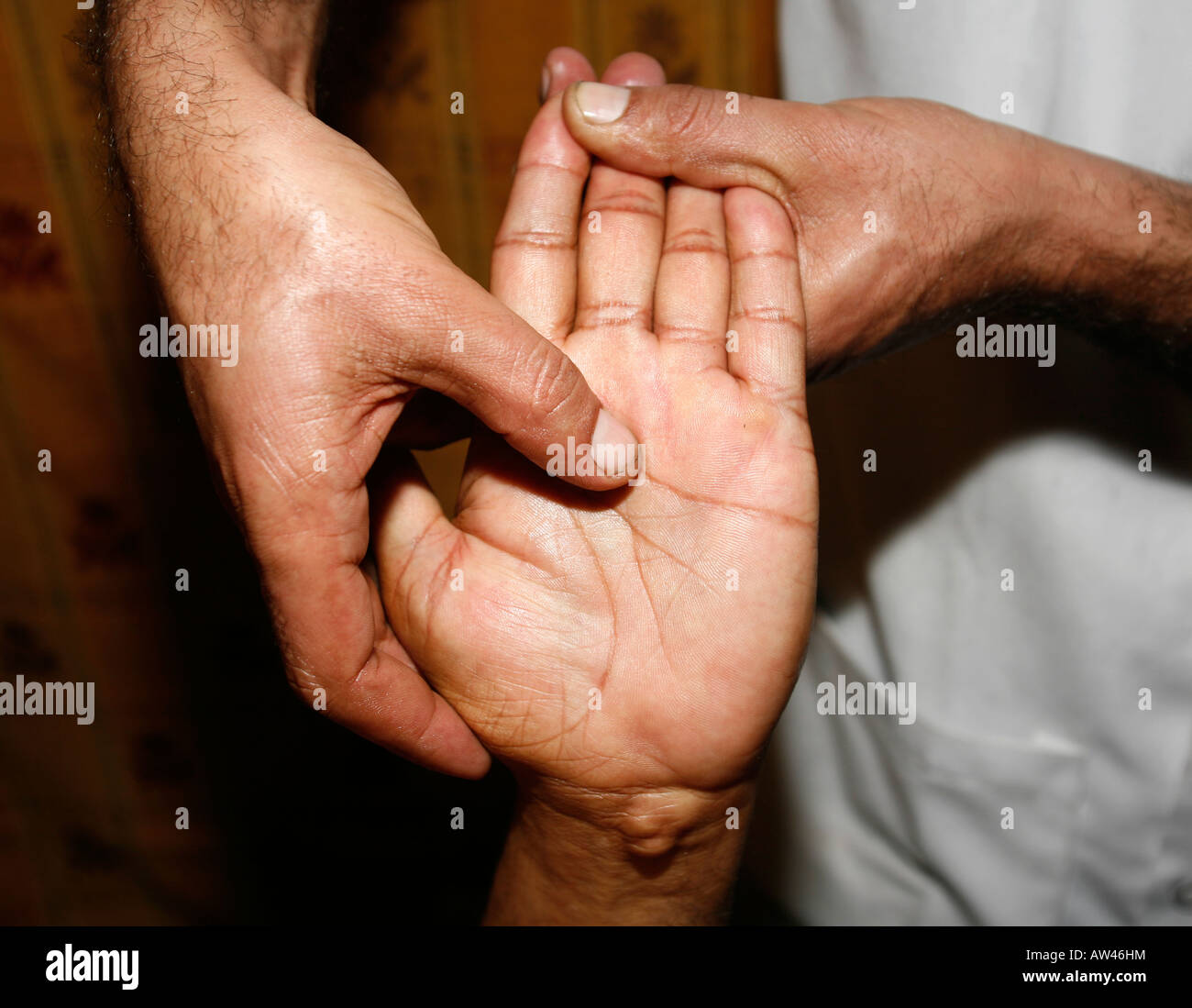 indian ayurvedic hand oil massage Stock Photo - Alamy