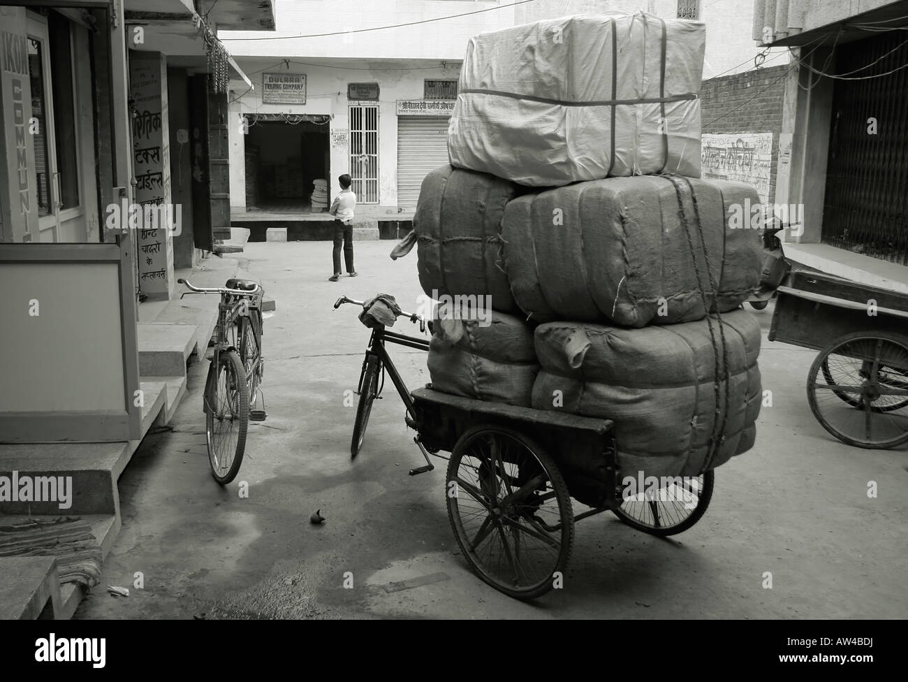 rickshaw loaded with cargo delhi india Stock Photo - Alamy