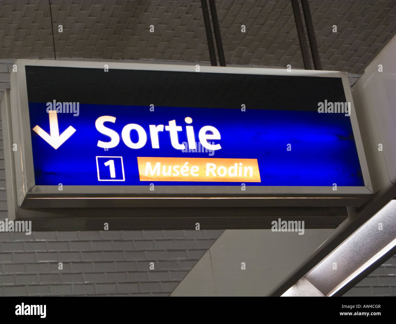 Platform sign on paris metro hi-res stock photography and images - Alamy