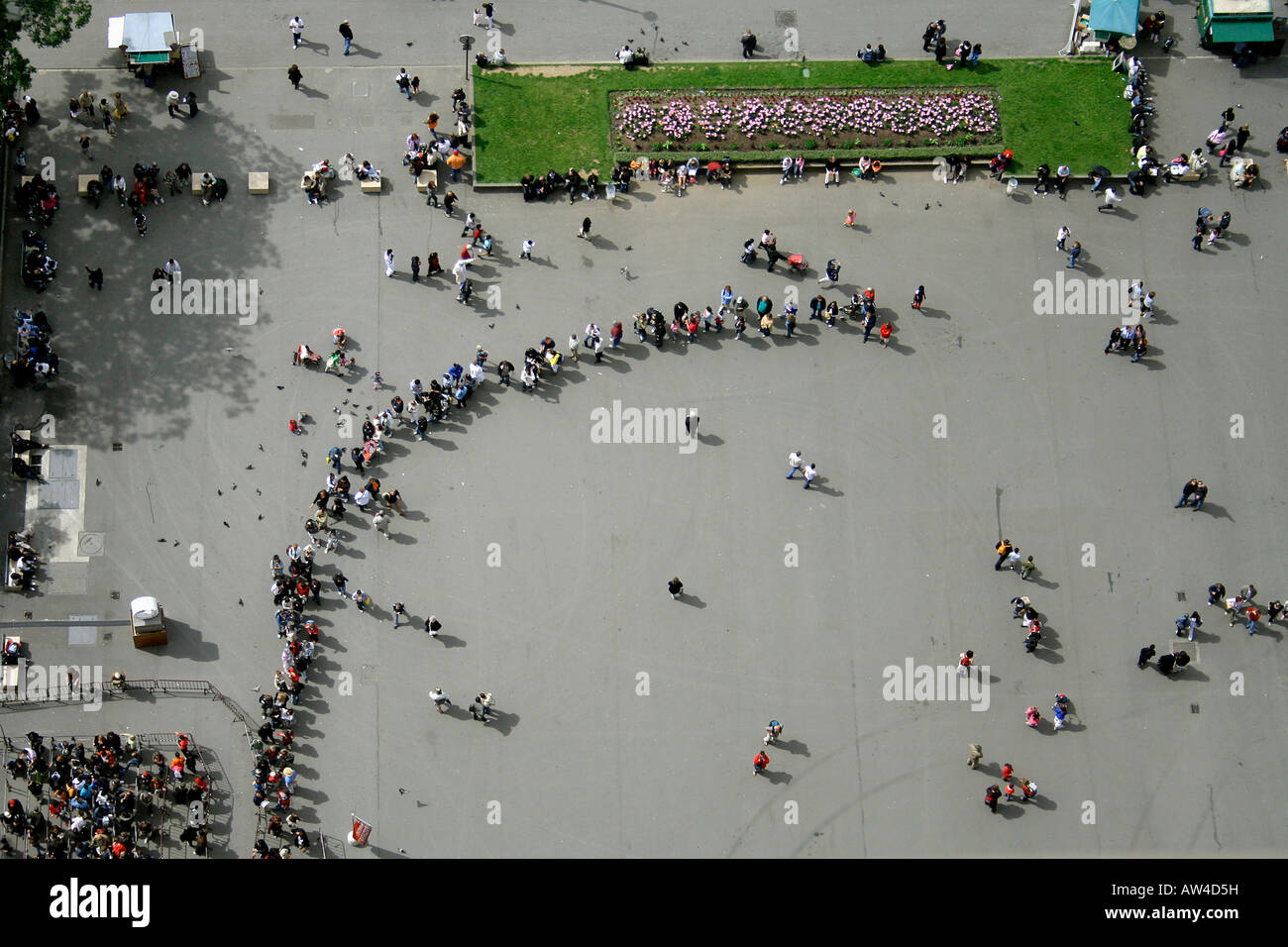 long queuing line at eiffel tower paris france Stock Photo - Alamy