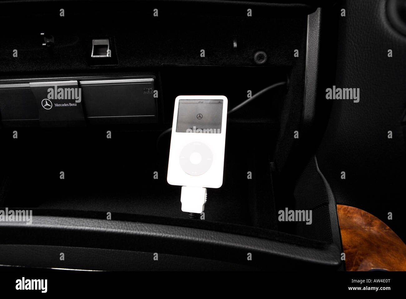 2008 Mercedes-Benz CLK-Class CLK550 in Silver - Auxilliary Jack Props ...