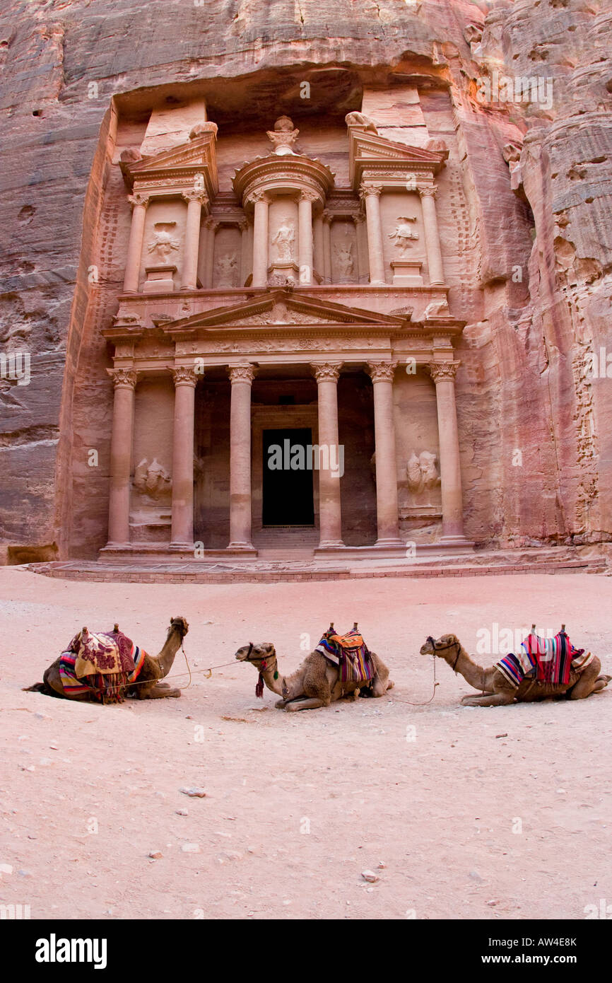 the Treasury building in Petra Jordan Stock Photo - Alamy