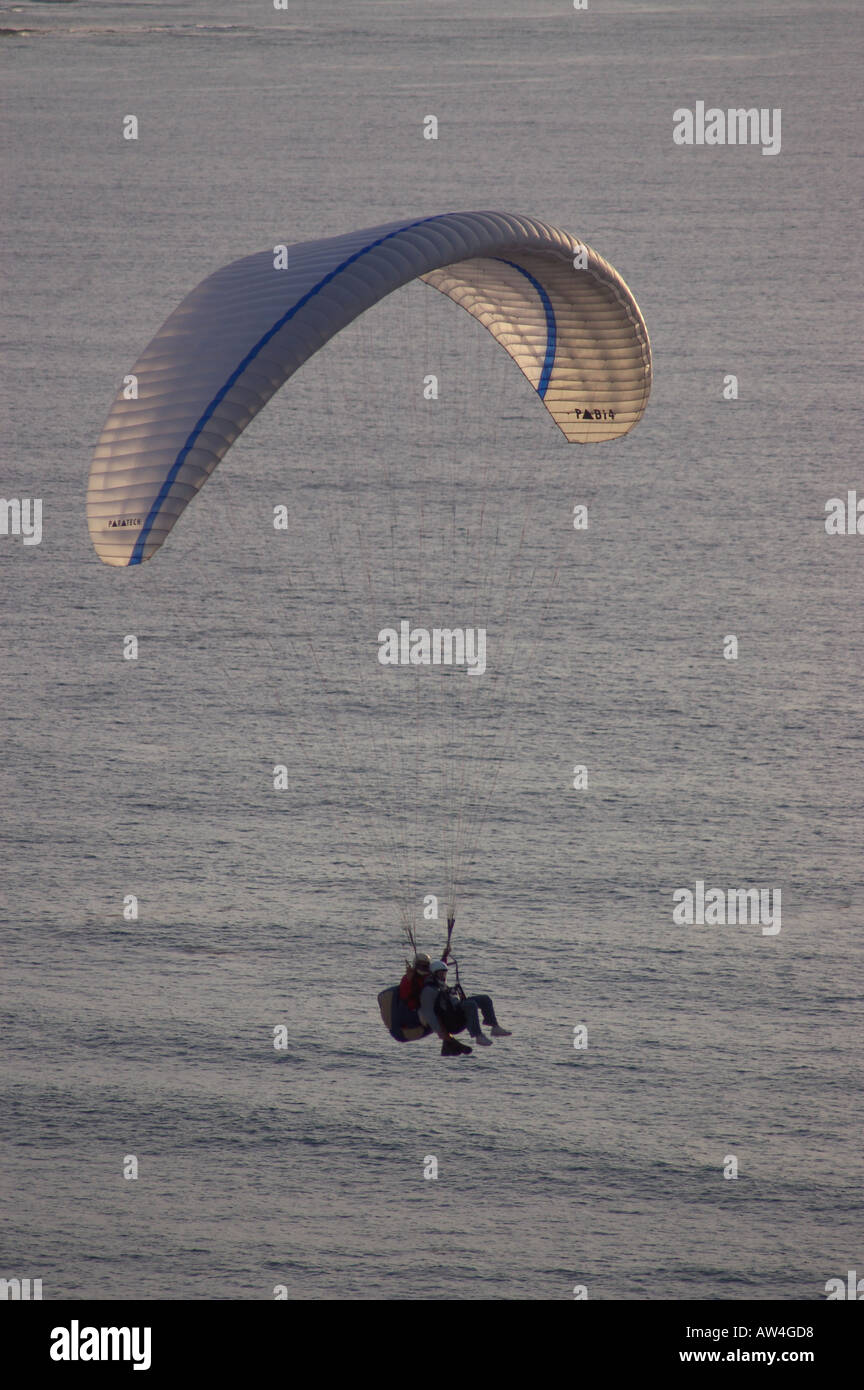 tandem parasailers over ocean Stock Photo - Alamy