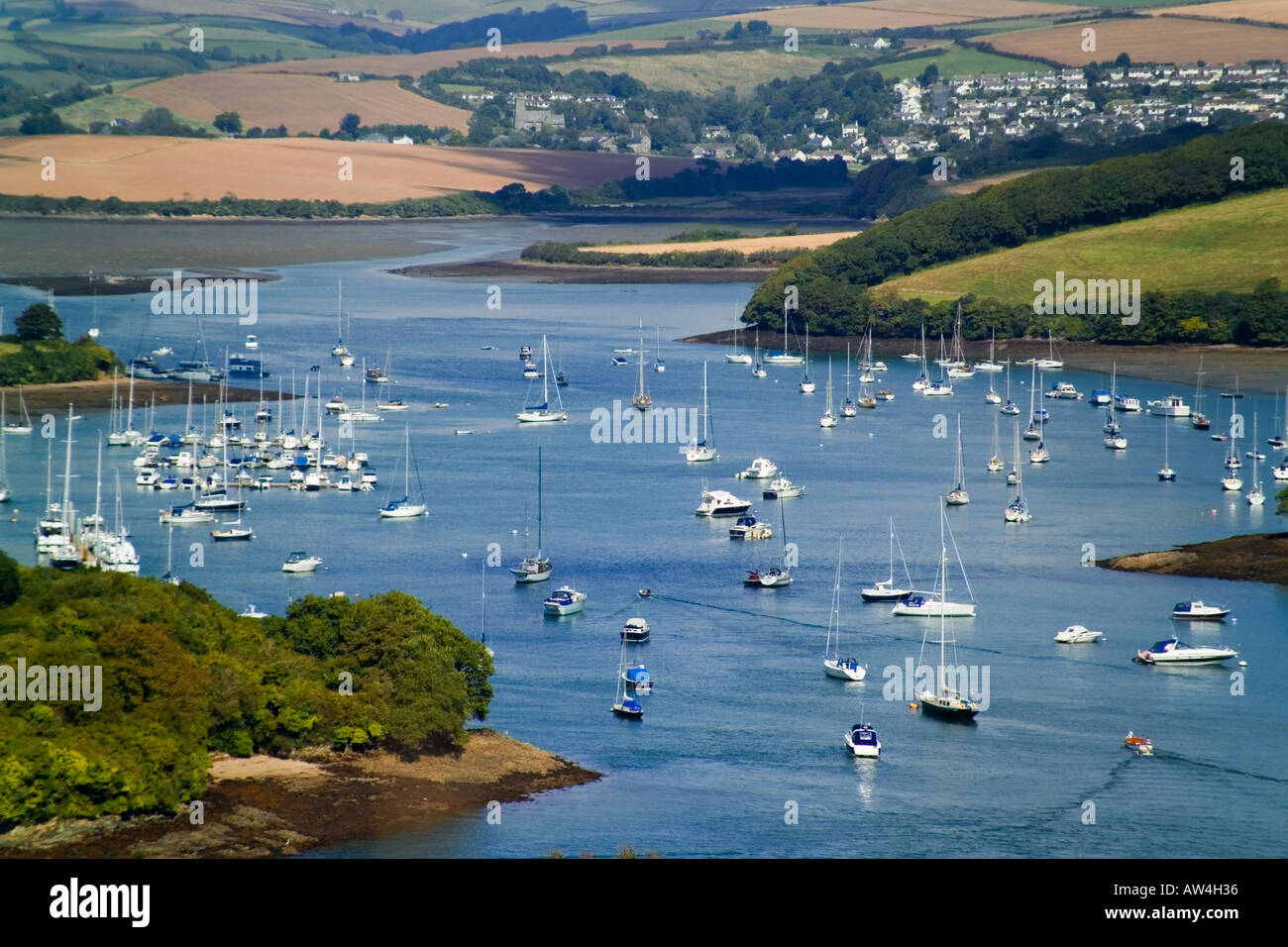 Devon village estuary boats yacht hi-res stock photography and images ...