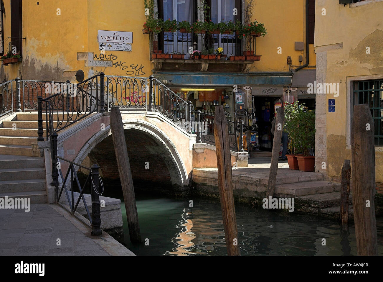 Bridge in the backstreets of venice hi-res stock photography and images ...