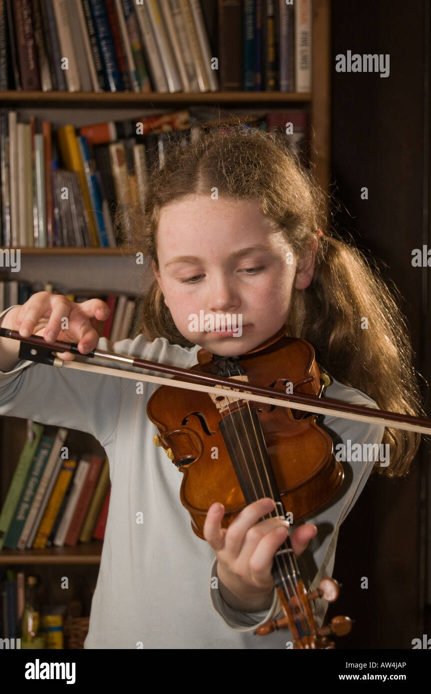 girl playing violin Stock Photo - Alamy