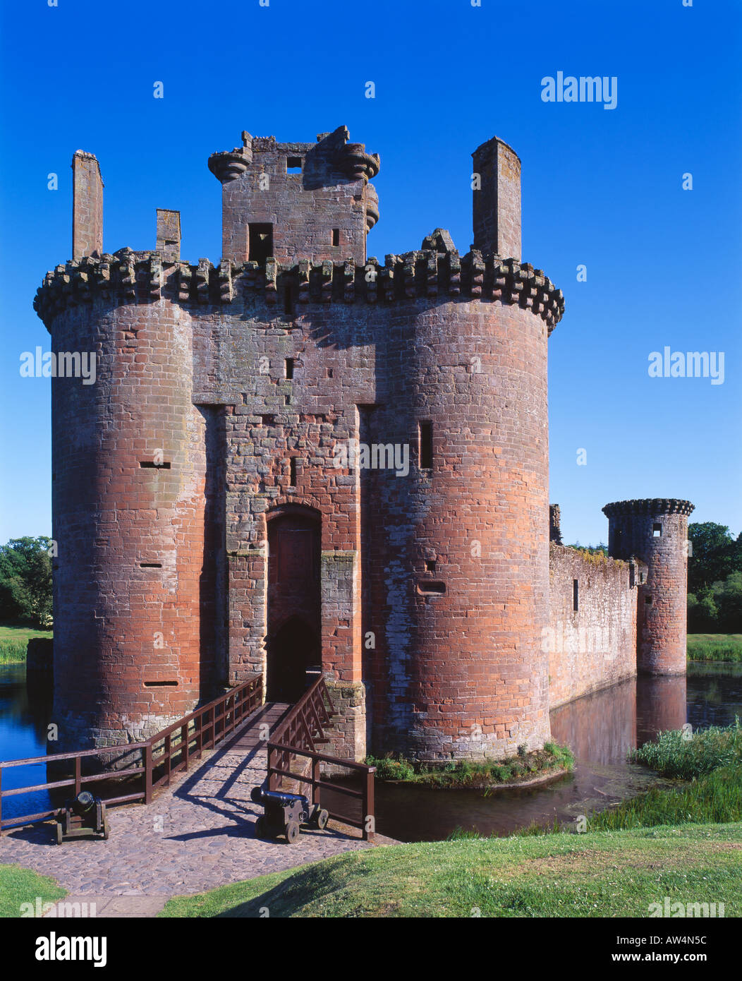 Scottish moat gatehouse hi-res stock photography and images - Alamy