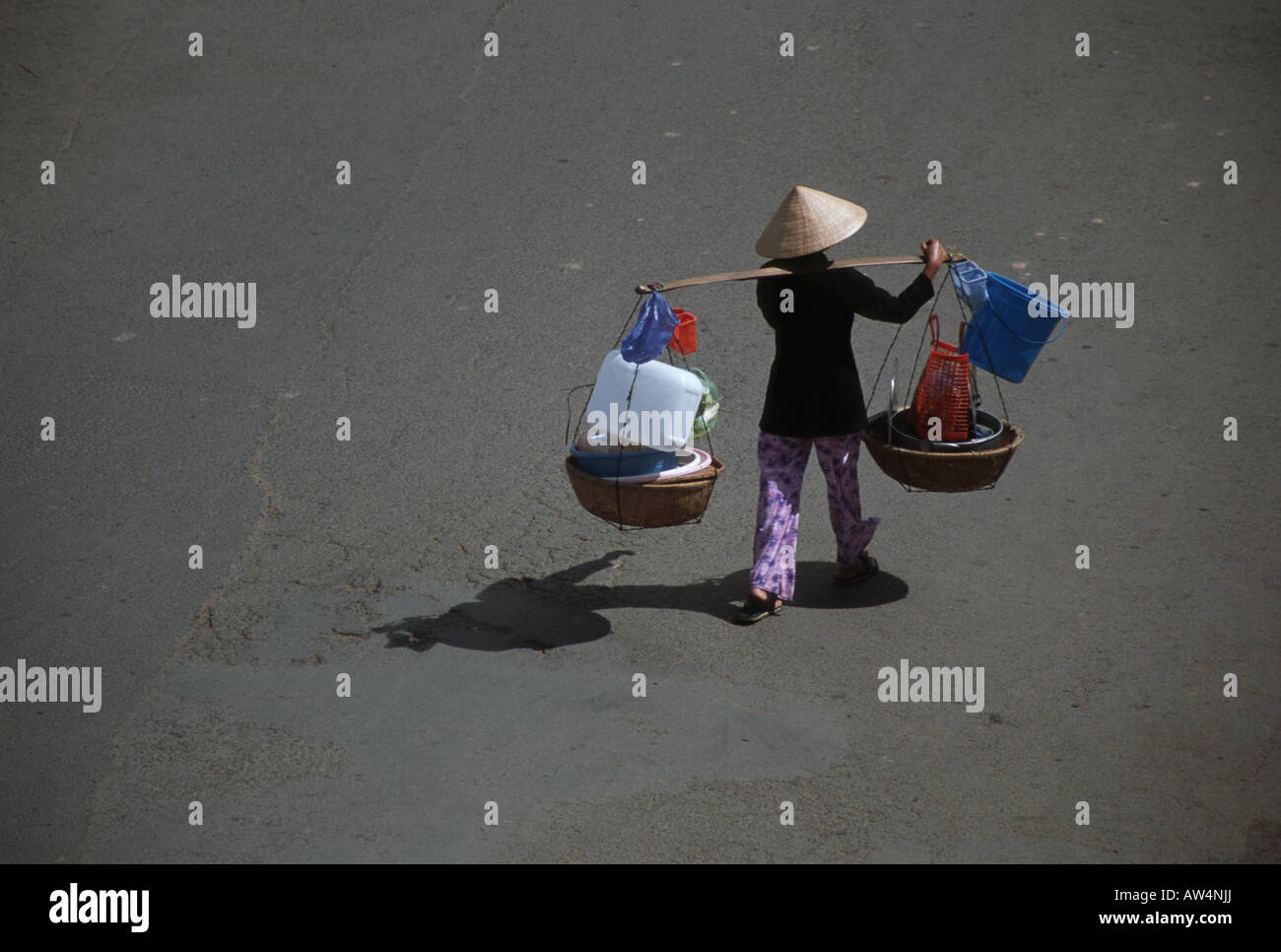 Vietnamese woman carrying goods Stock Photo - Alamy