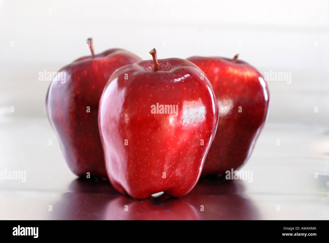 3 Red Delicious Apples Stock Photo - Alamy