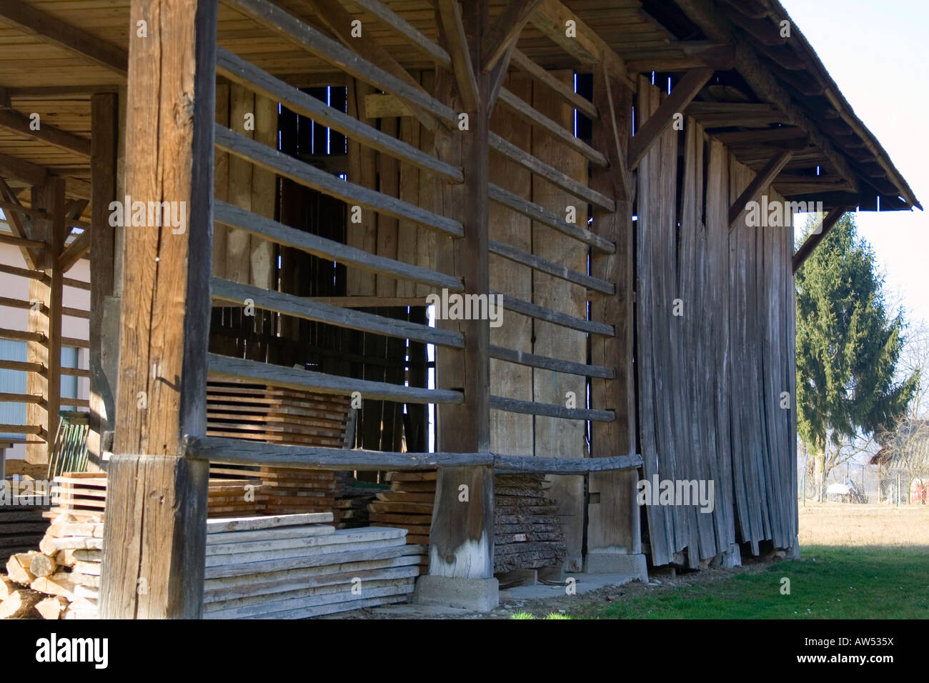 Wooden farm barn hi-res stock photography and images - Alamy