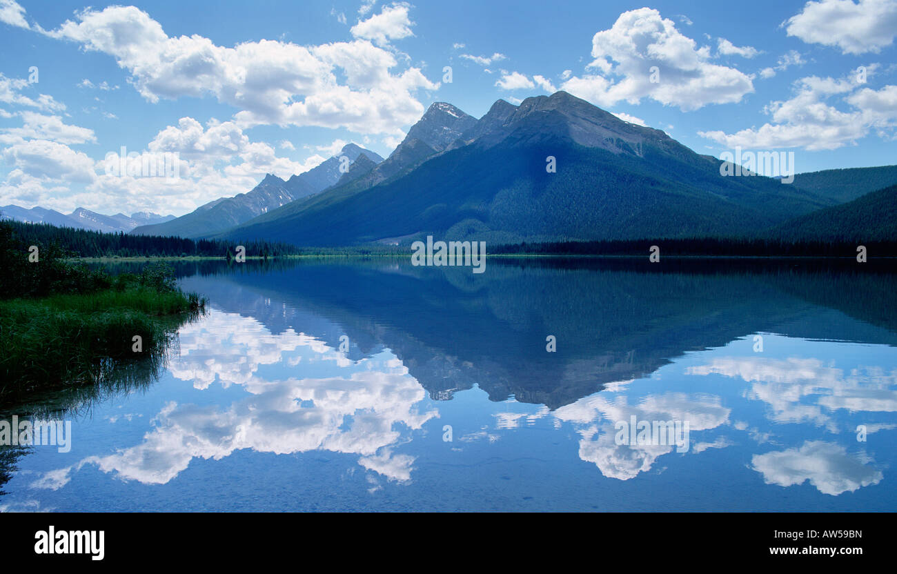 Spray Lakes reflecting surrounding Rocky Mountains Stock Photo - Alamy