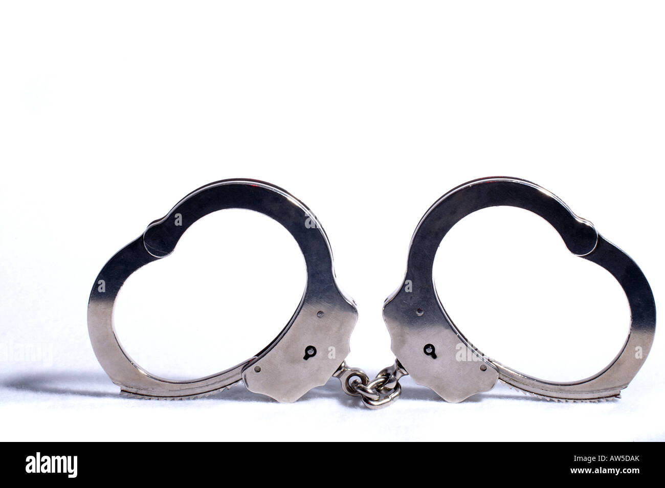 Handschellen auf weißem Hintergrund / Handcuffs on white background ...