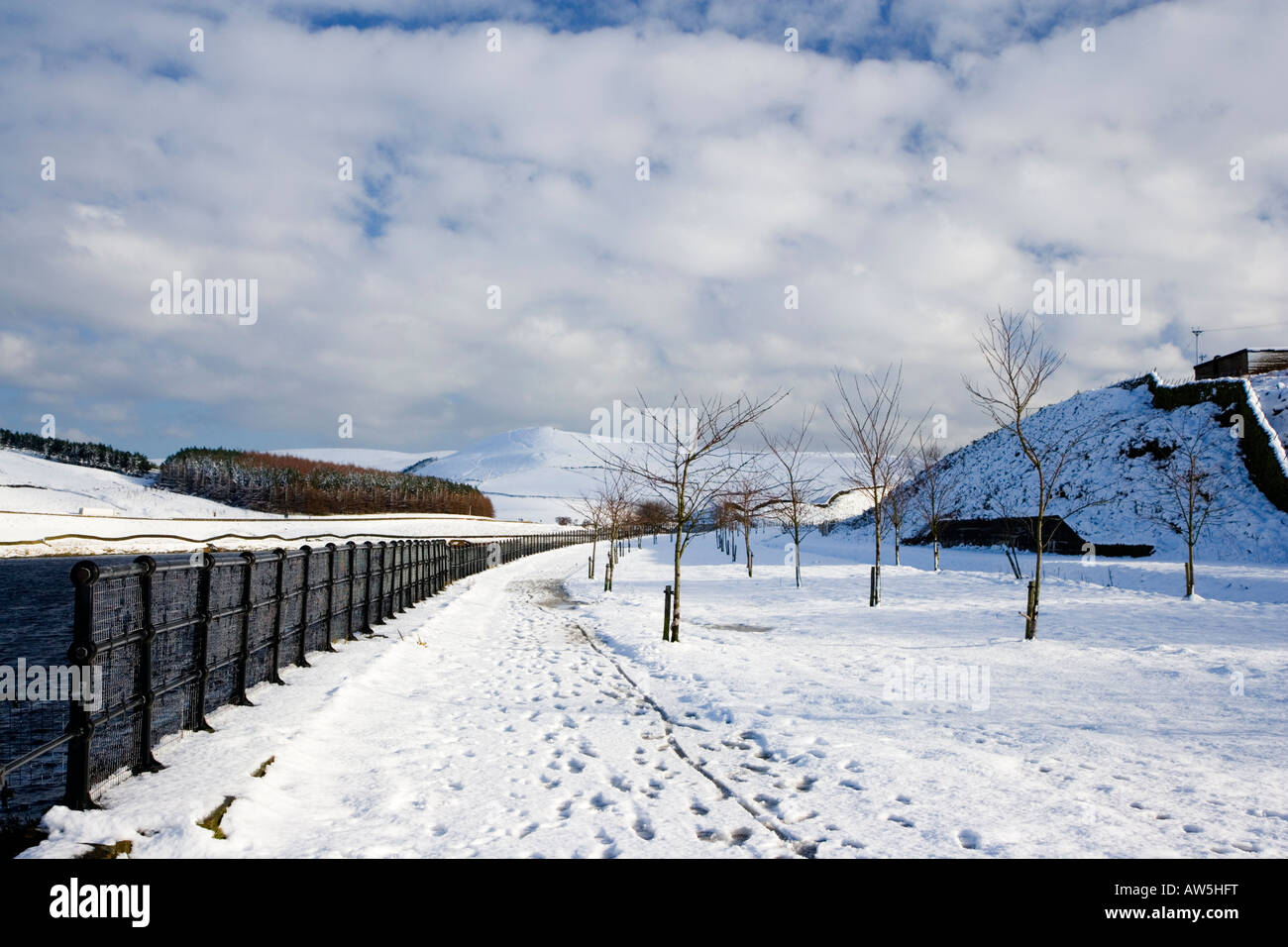 Looking along the Longdendale Trail at Woodhead Reservoir in winter in ...