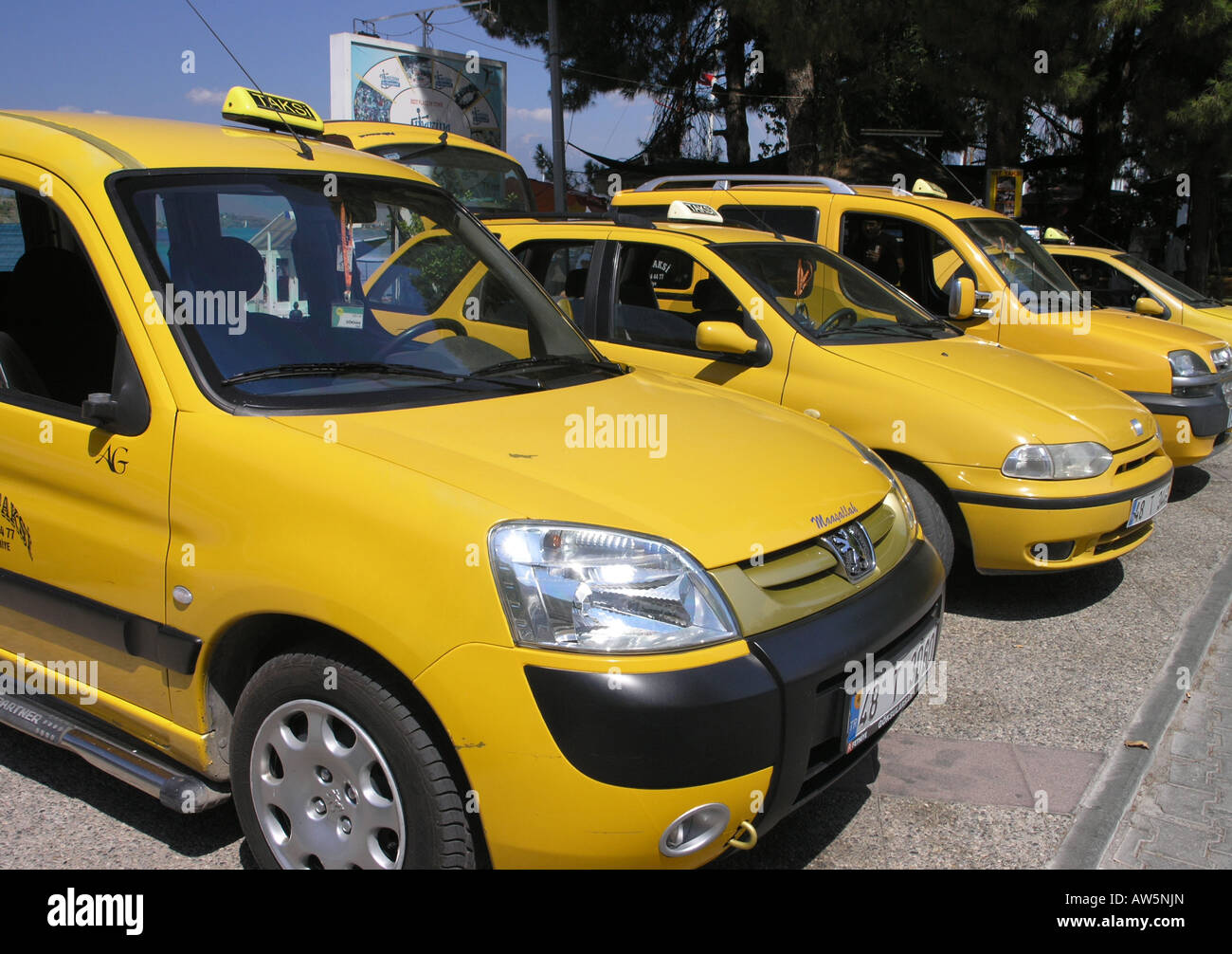 Taxis waiting for fares hi-res stock photography and images - Alamy