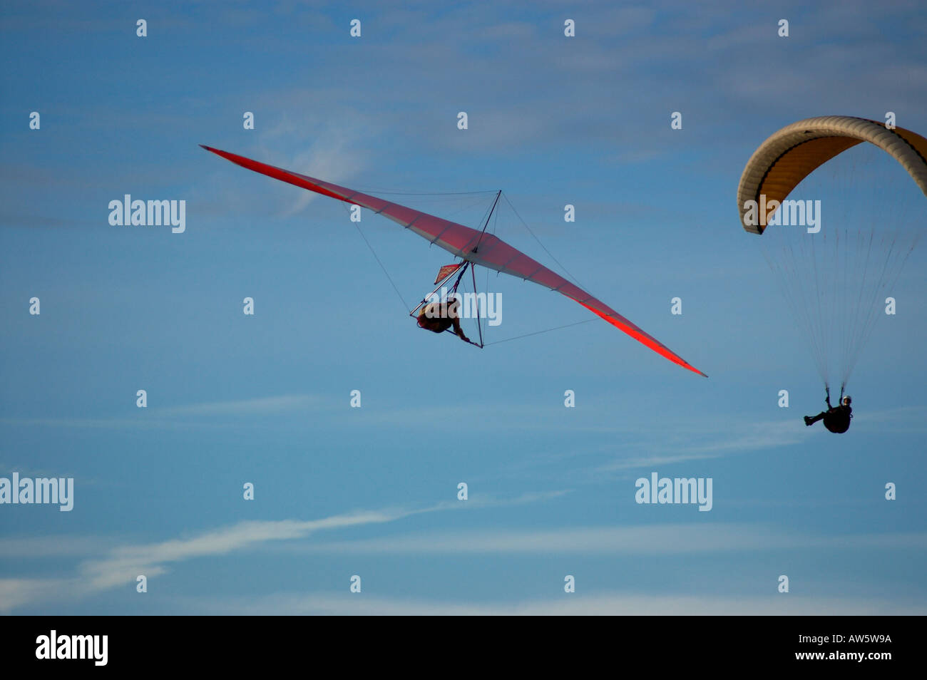 hanglider and parasailer Stock Photo - Alamy