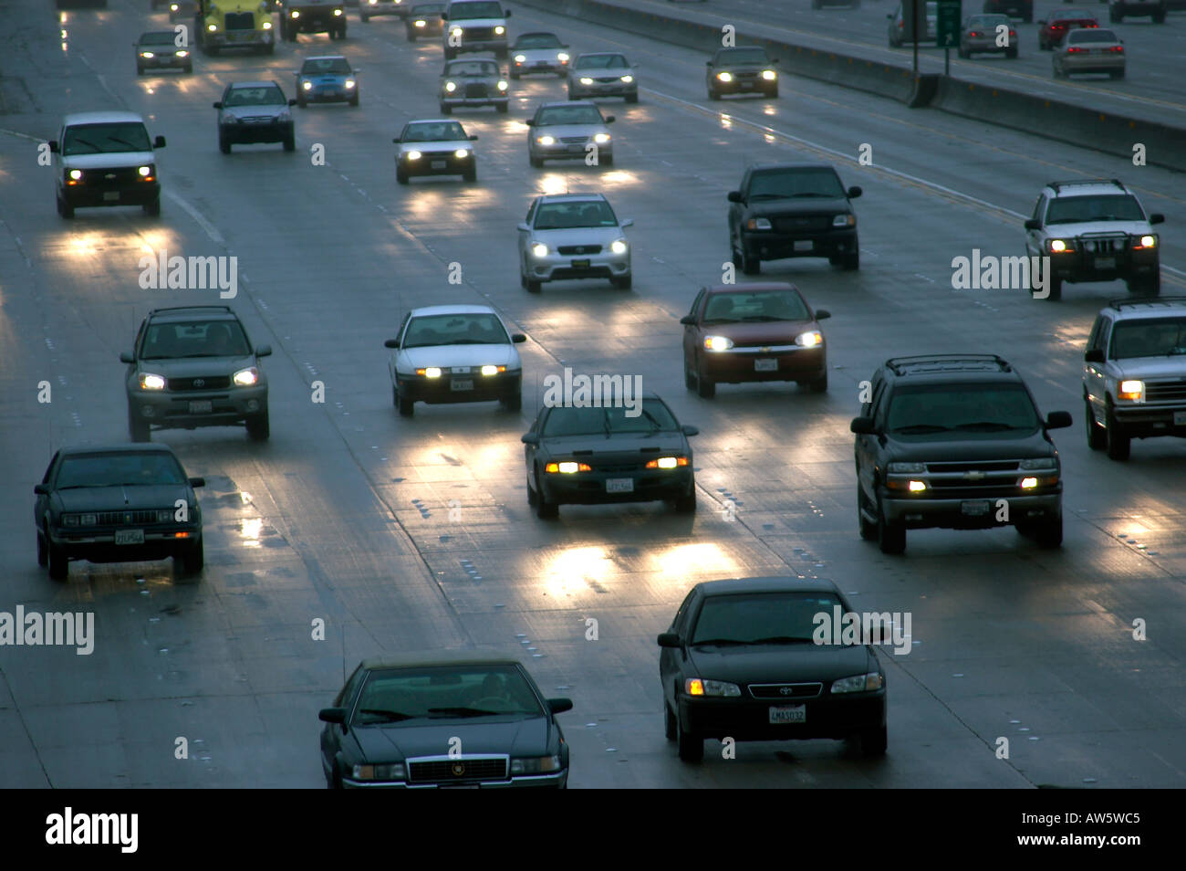 wet freeway traffic Stock Photo - Alamy