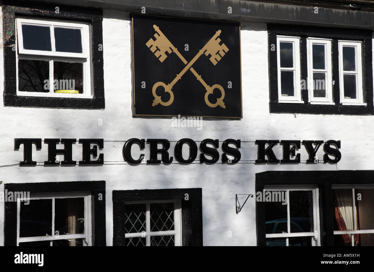 cross keys pub sign Lancashire Stock Photo - Alamy