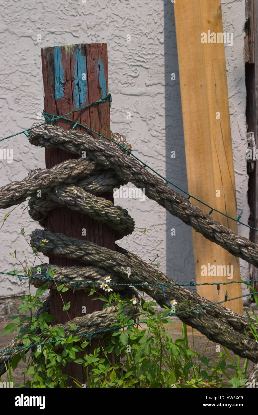 Wood column with rope Stock Photo - Alamy