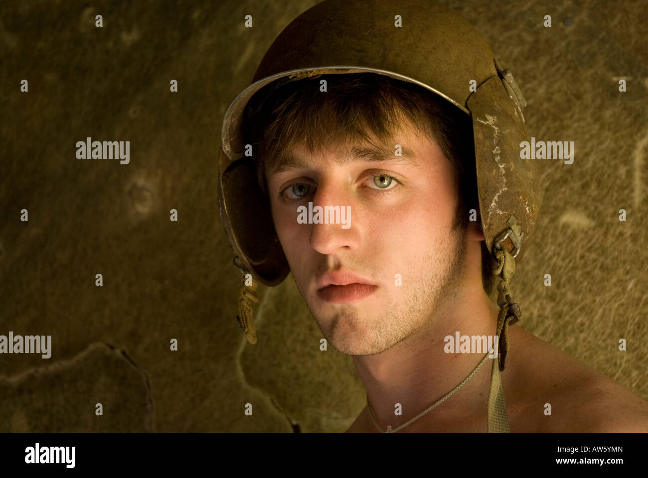 Guy wearing army hi-res stock photography and images - Alamy