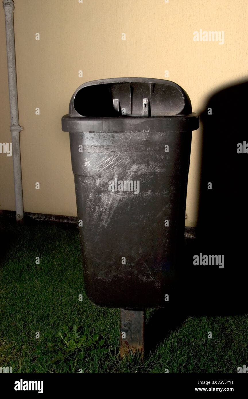 a street waste bin for collecting litter Stock Photo - Alamy