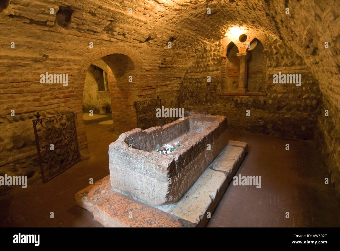 Tomb of romeo and juliet hi-res stock photography and images - Alamy