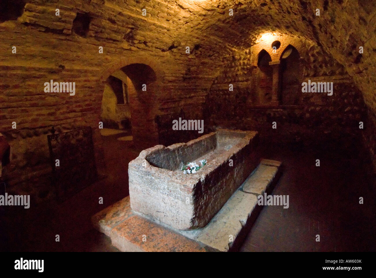 Tomb of romeo and juliet hi-res stock photography and images - Alamy