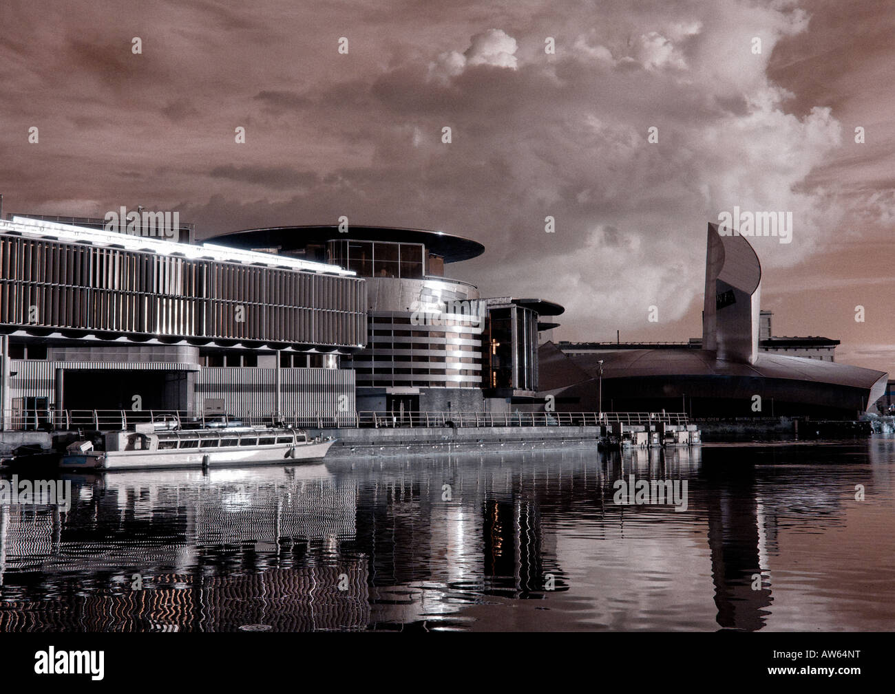 The Lowry Art Galley and Imperial War Museum Stock Photo - Alamy