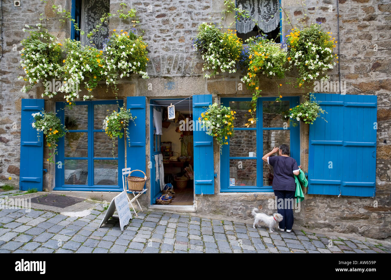 Peering into shop window hi-res stock photography and images - Alamy