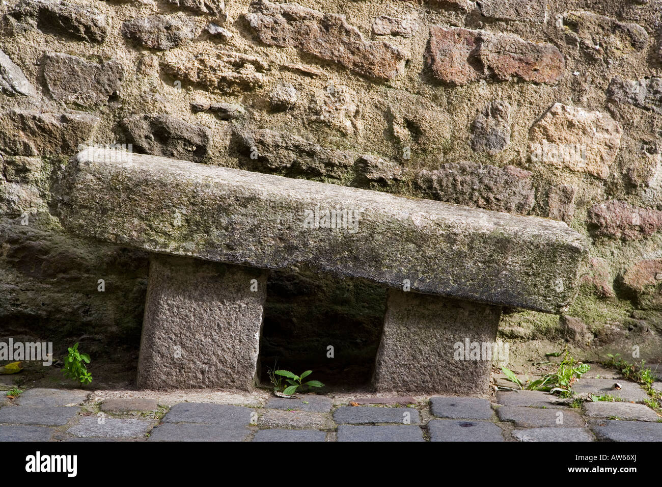 Granite bench sloping or level Stock Photo - Alamy