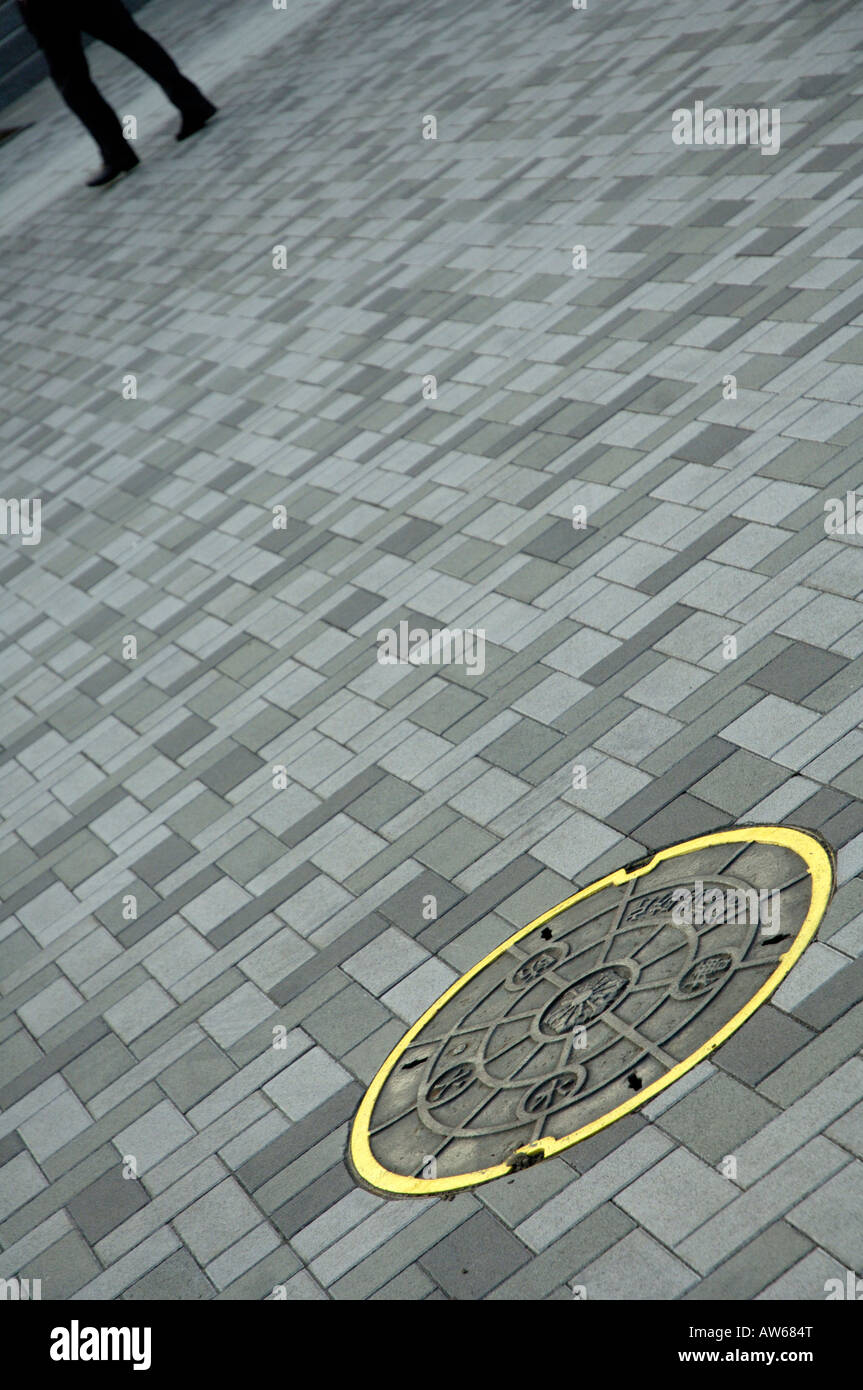 Yellow manhole cover hi-res stock photography and images - Alamy