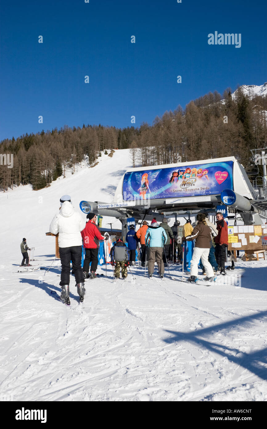 Queue for lift hi-res stock photography and images - Alamy
