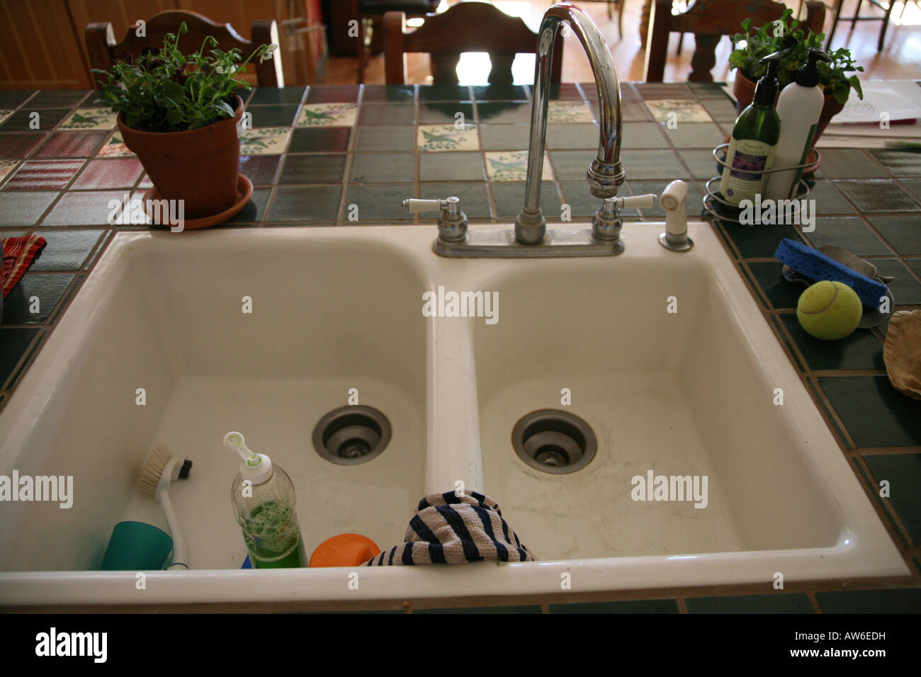 Cluttered sink hi-res stock photography and images - Alamy