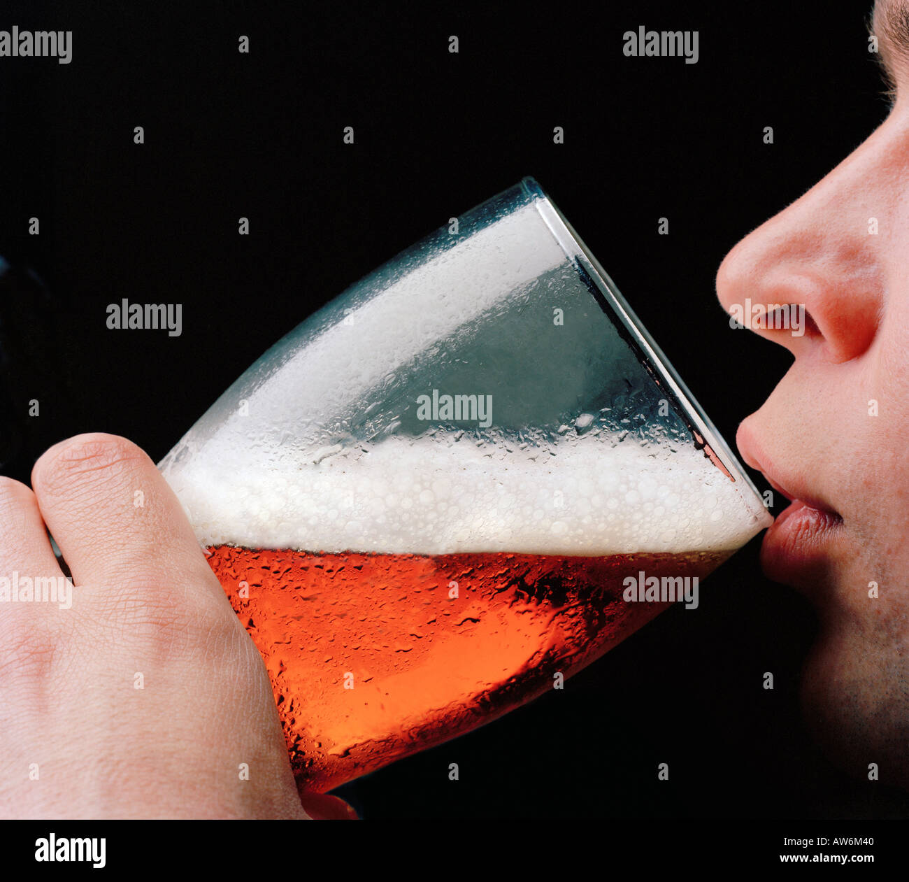 MAN DRINKING BEER/ALE WITH FROTHY HEAD Stock Photo - Alamy