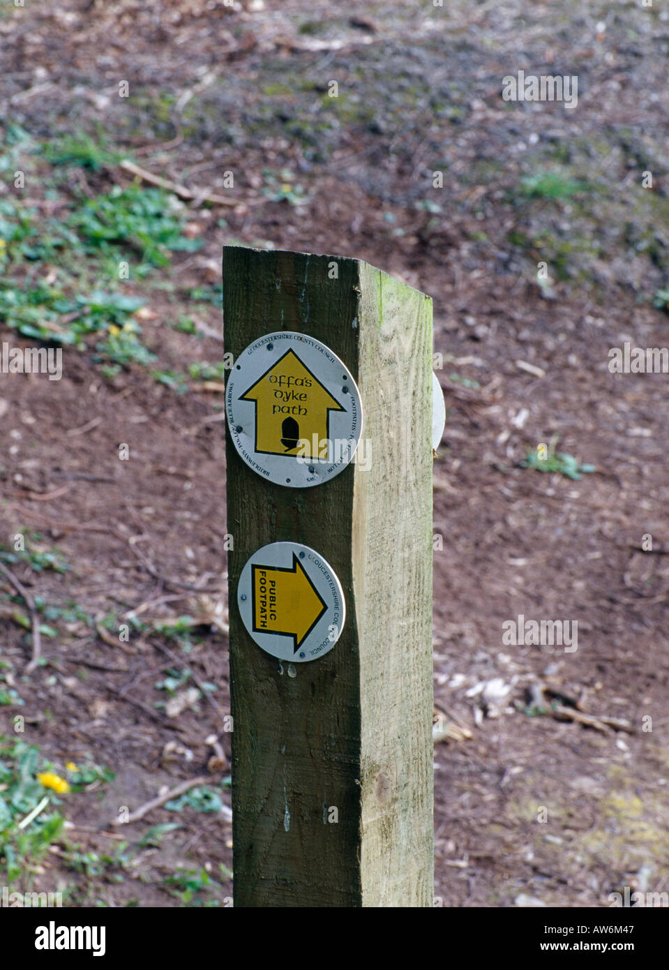 Footpath sign waymark arrow hi-res stock photography and images - Alamy