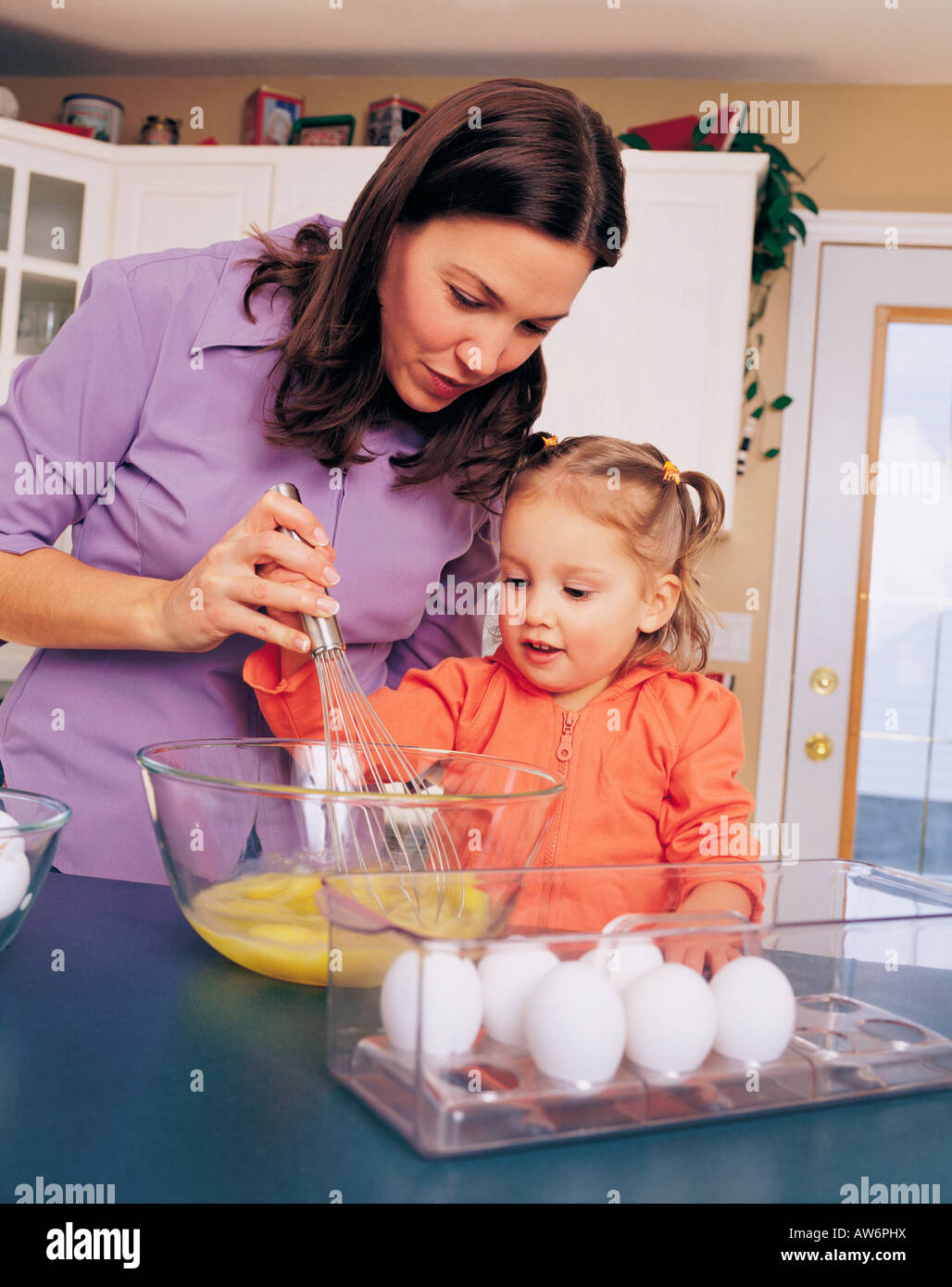 Mother and child in the kitchen Stock Photo - Alamy