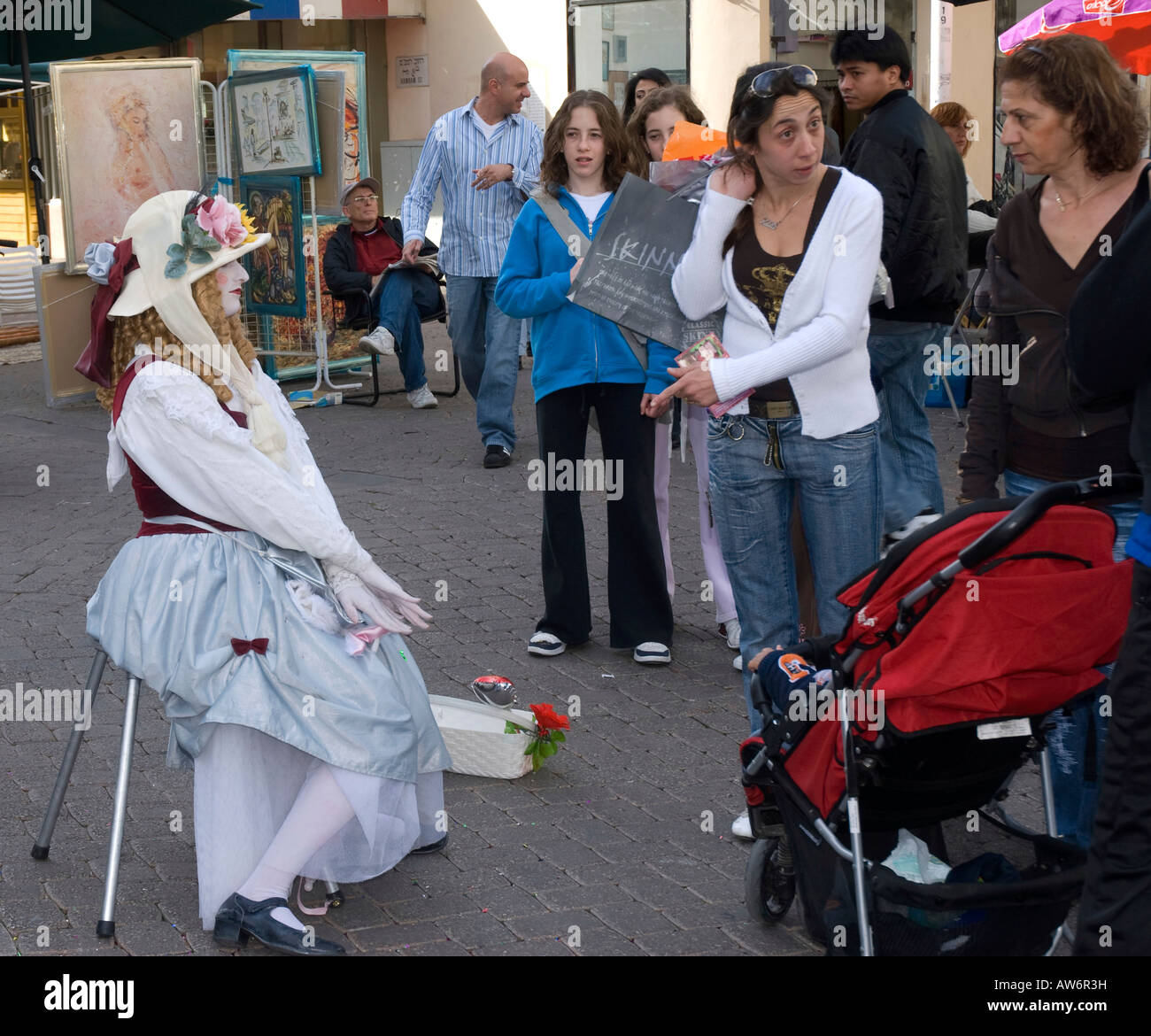 Street mime artist at Nahalat Binyamin arts & crafts market, Tel Aviv ...