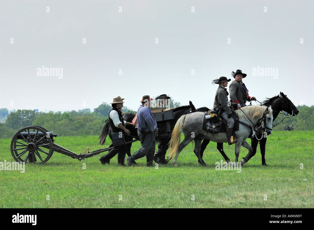 Confederate soldiers moving a cannon into position Stock Photo - Alamy