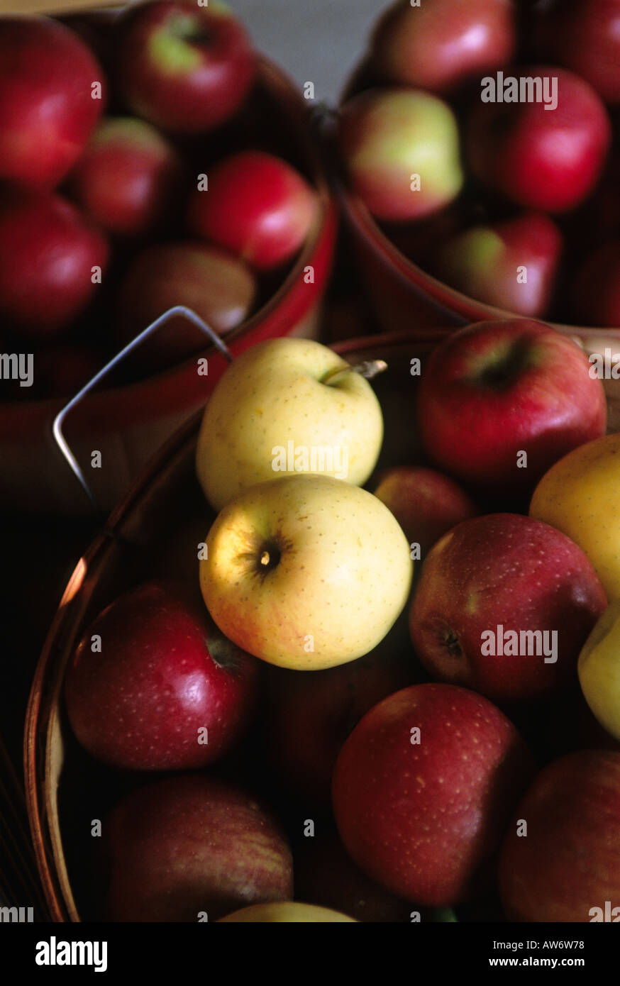 Stand with apples hi-res stock photography and images - Alamy