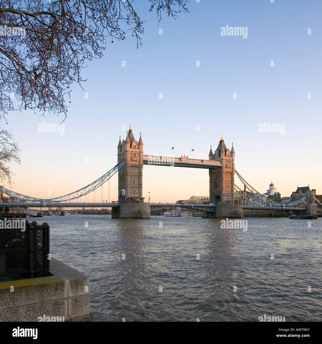 Evening sky at river thames hi-res stock photography and images - Alamy