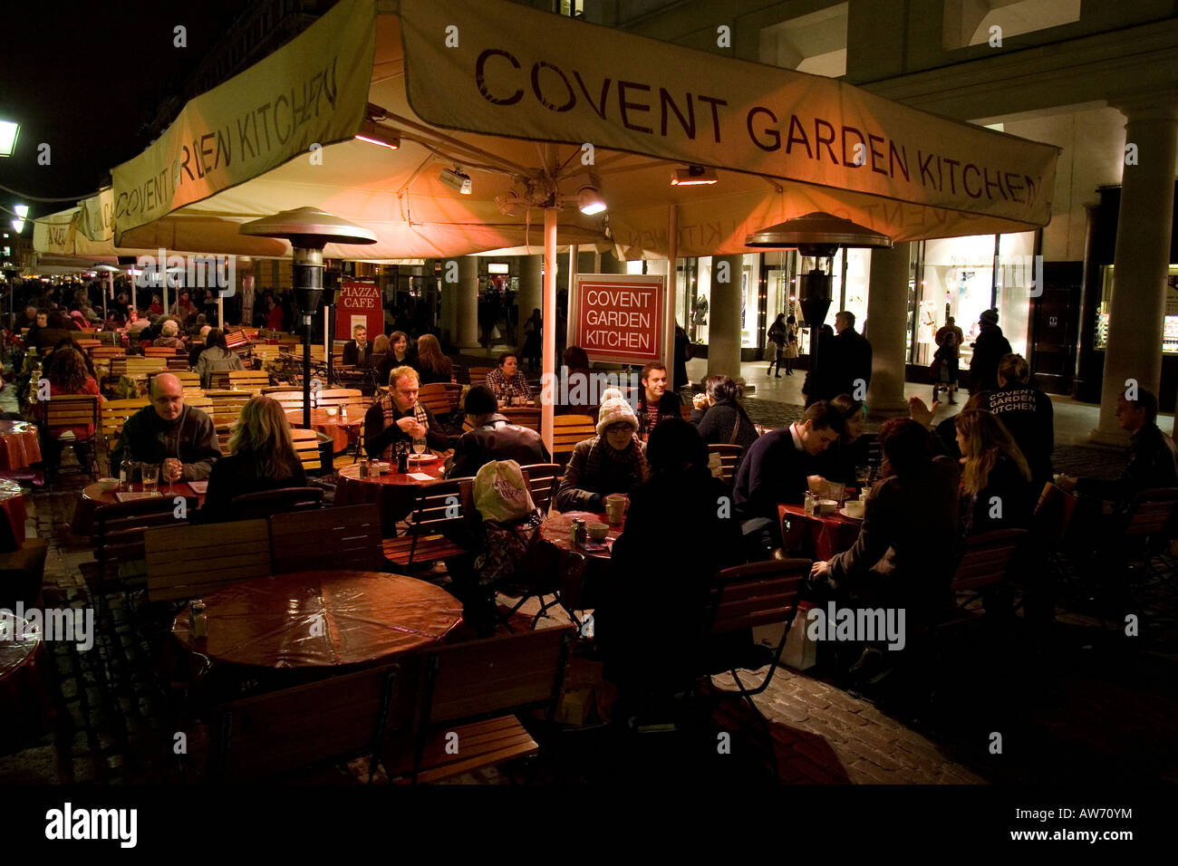 People eating outside at night in a Restaurant in Covent Garden Stock ...