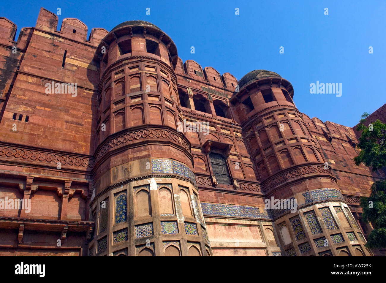 Wall and minaret of the agra fort hi-res stock photography and images ...